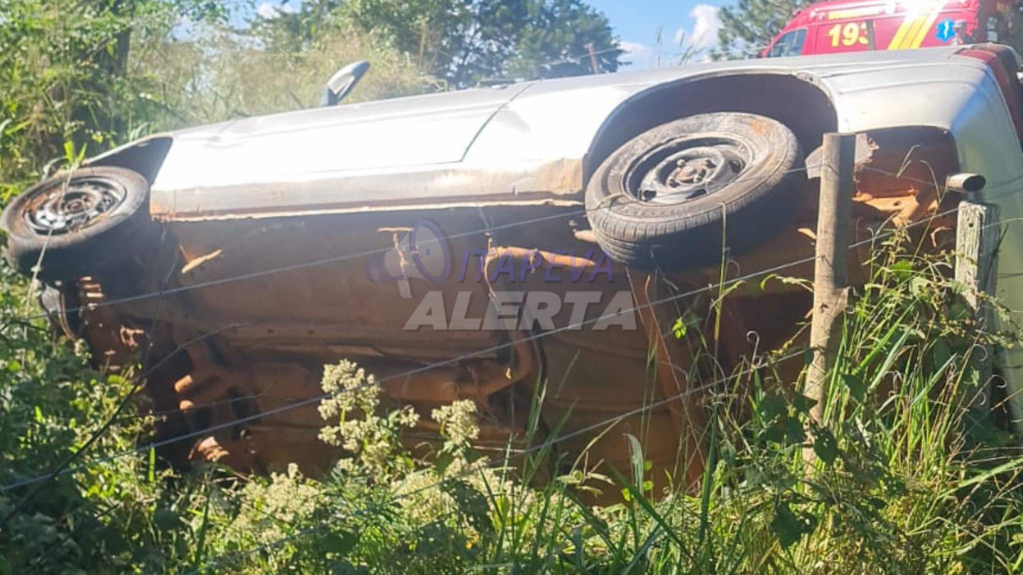 Veículo capota em curva perigosa na Rodovia Faustino Daniel da Silva ...